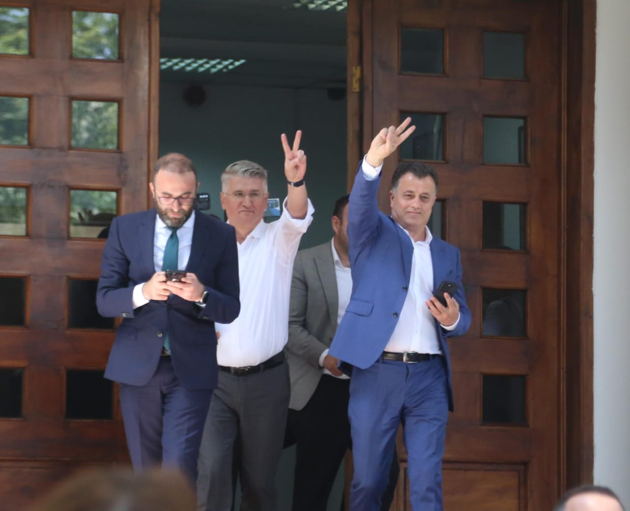 Apeli i kthen grupimit të drejtuar nga Berisha vulën dhe logon e PD ...